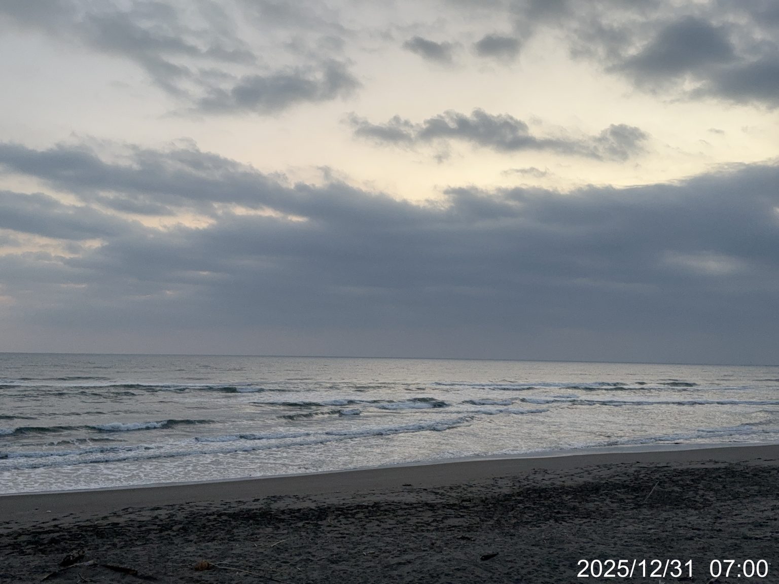 2025.12.31 木崎浜の朝の状況と今後の予想です！！ | 宮崎・福岡・鹿児島のサーフィン・波情報ライブカメラサイト「ii-nami.com」